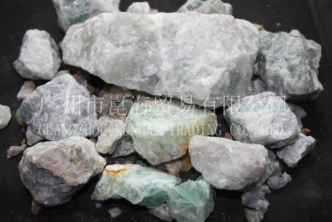 Miniera del fluoruro di calcio di CaF2 85%, grumi della fluorite utilizzati nella fusione del ferro