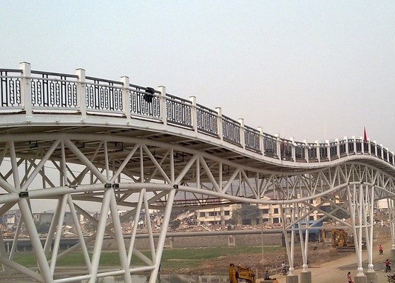 Modern Design Steel Pipe Trusses Prefabricated Steel Pedestrian Bridges