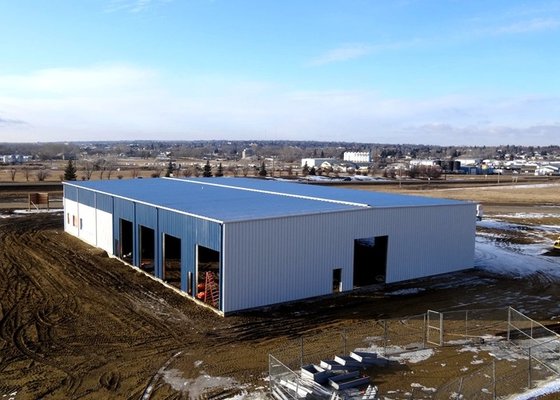 Painting Steel Warehouse Buildings / Wind Resistant Steel Frame Warehouse Construction