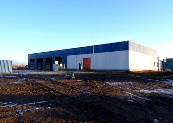 Painting Steel Warehouse Buildings / Wind Resistant Steel Frame Warehouse Construction