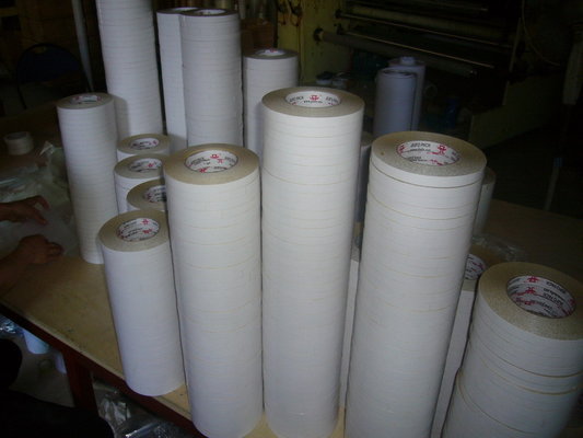 厚さ 140 ミクロンのと処理する衣服のための白い刺繍の両面の粘着テープ
