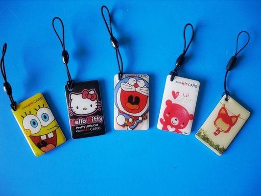 Etiqueta colgante linda de las etiquetas engomadas de la resina de epoxy del Hello Kitty para la ropa de los niños