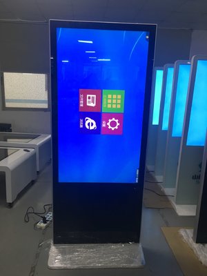 1080P 55 Inch Right Angle Floor Standing Kiosk With Wheels 500cd/M2