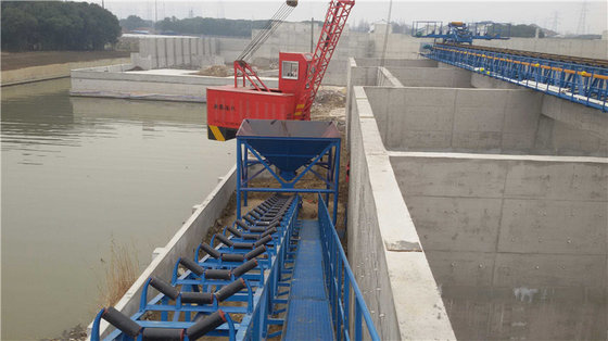 Heavy Duty Slewing Portal Jib Crane , Container Gantry Crane with Pedestal supplier
