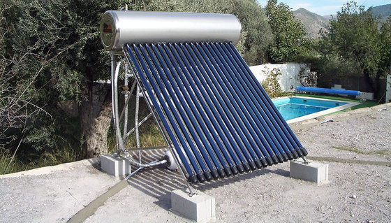 Integrated pressurized cold winter solar water heater