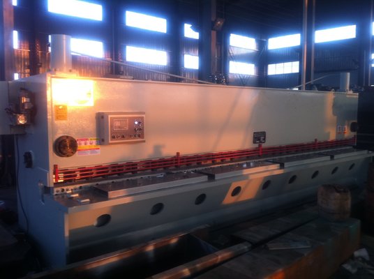 CNC Power Shearing Machine Shear Cutting Machine 4 - 40 mm Thickness