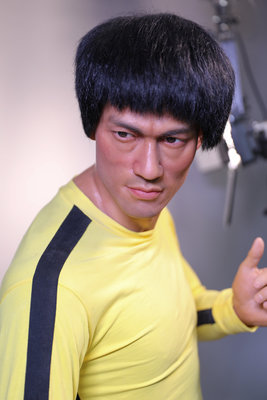 Figura di cera di Bruce Lee della stella di kung-fu mestieri a grandezza naturale di abitudine di nome dell'elemento della scultura della resina