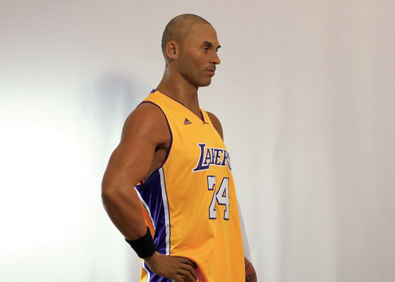 La cera realistica stupefacente scolpisce la figura di cera di Kobe Bryant per l'esposizione del museo