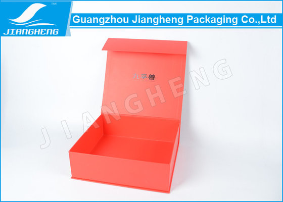 Caja de regalo formada libro rojo modelada decorativa de la cartulina con el cierre magnético