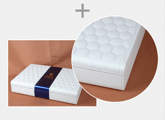 Borde la PU grande con bisagras del blanco de la caja de regalo del cuero del diseño del modelo con la banda azul